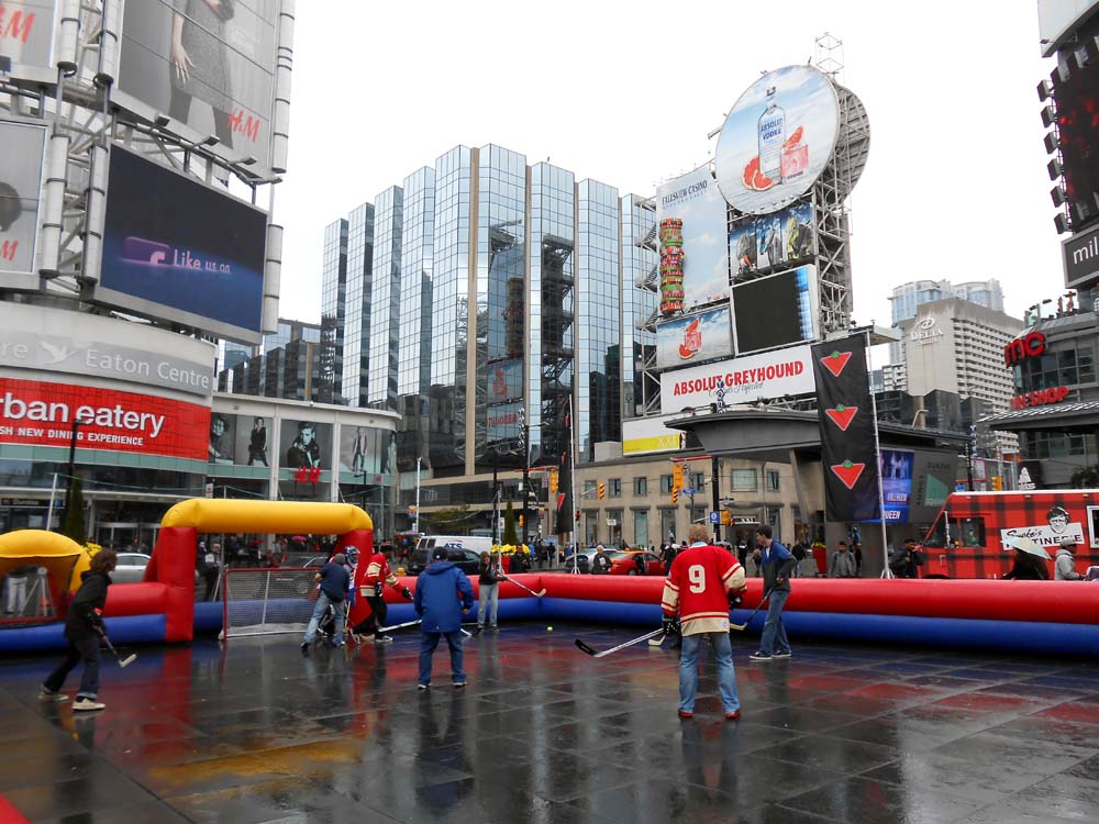 Beautiful photos of Yonge-Dundas Square in Toronto | BOOMSbeat