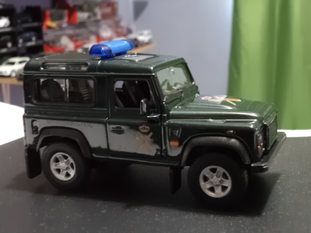 AUTOS A ESCALA: LAND ROVER DEFENDER "GUARDIA CIVIL ESPAÑOLA"