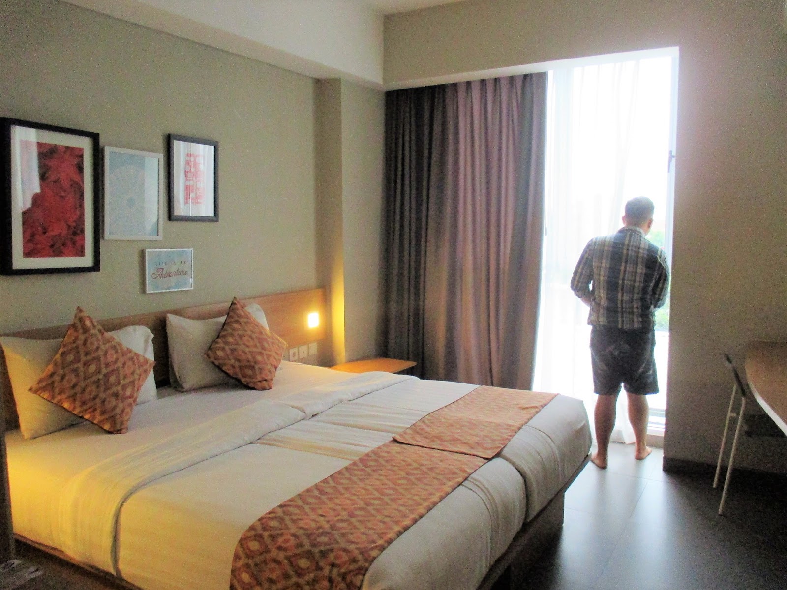 Maple Hotel & Warung Big Buddy yang Super Cozy di Grogol