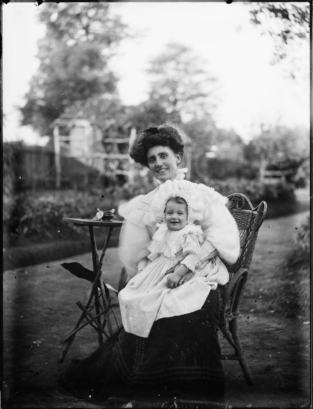 Victorian Motherhood: Lovely Vintage Photos of Mothers Posing With ...