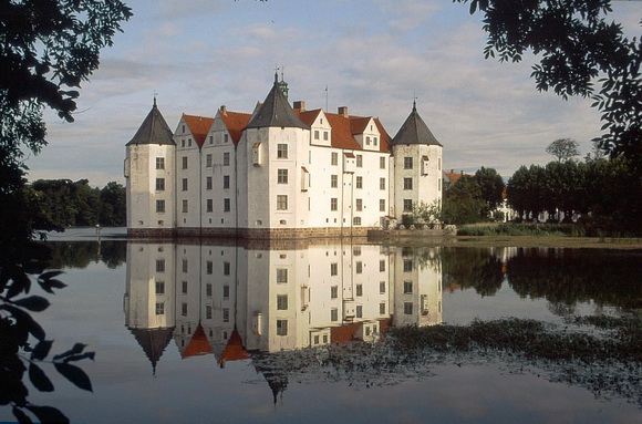 THE WORLD GEOGRAPHY: 12 Wonderful Water Castles