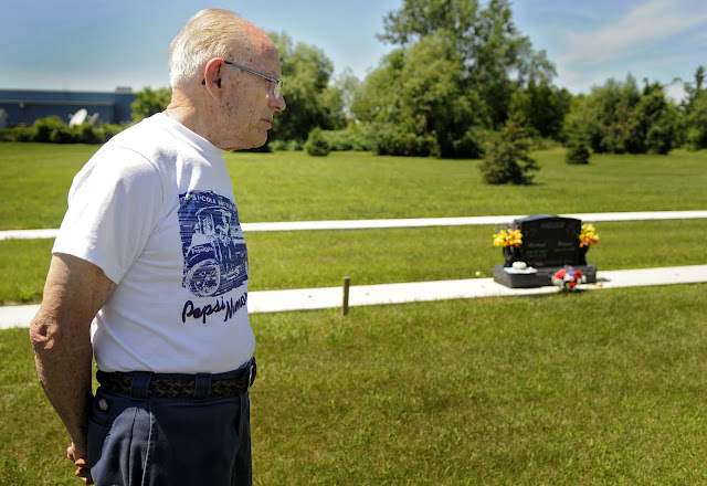 Kaitlin Keane Photography: 2 old guys and 1 dead guy