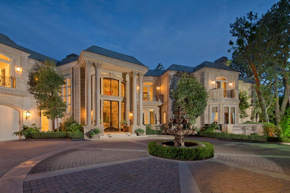 A Majestic French Manor Designed For Grand Entertaining.