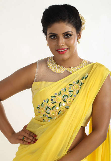 Iniya (Actress) Height, Weight, Age, Husband, Wiki, Biography, Net Worth