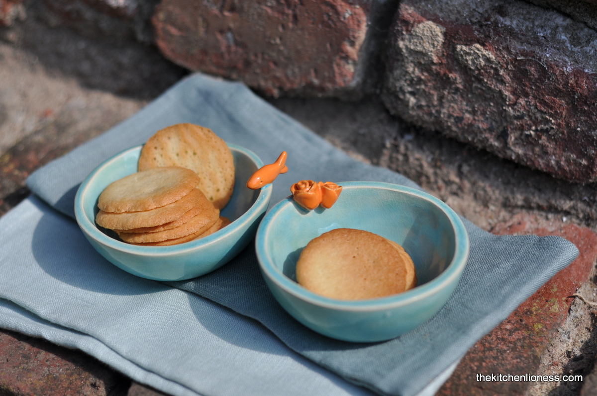 The Kitchen Lioness: Delicate Delights - Lemon Thins