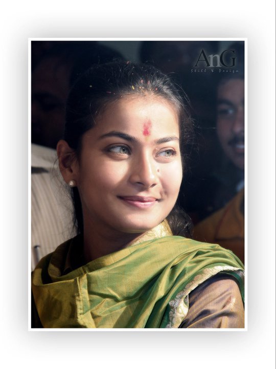 bollywood sexy actresses and actors: Praniti Shinde Photos