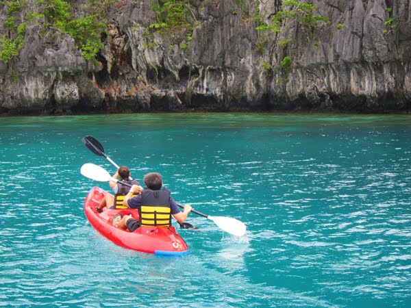 TRAVEL CENTRAL PHILIPPINES: Kayaking in Small Lagoon, El Nido, Palawan