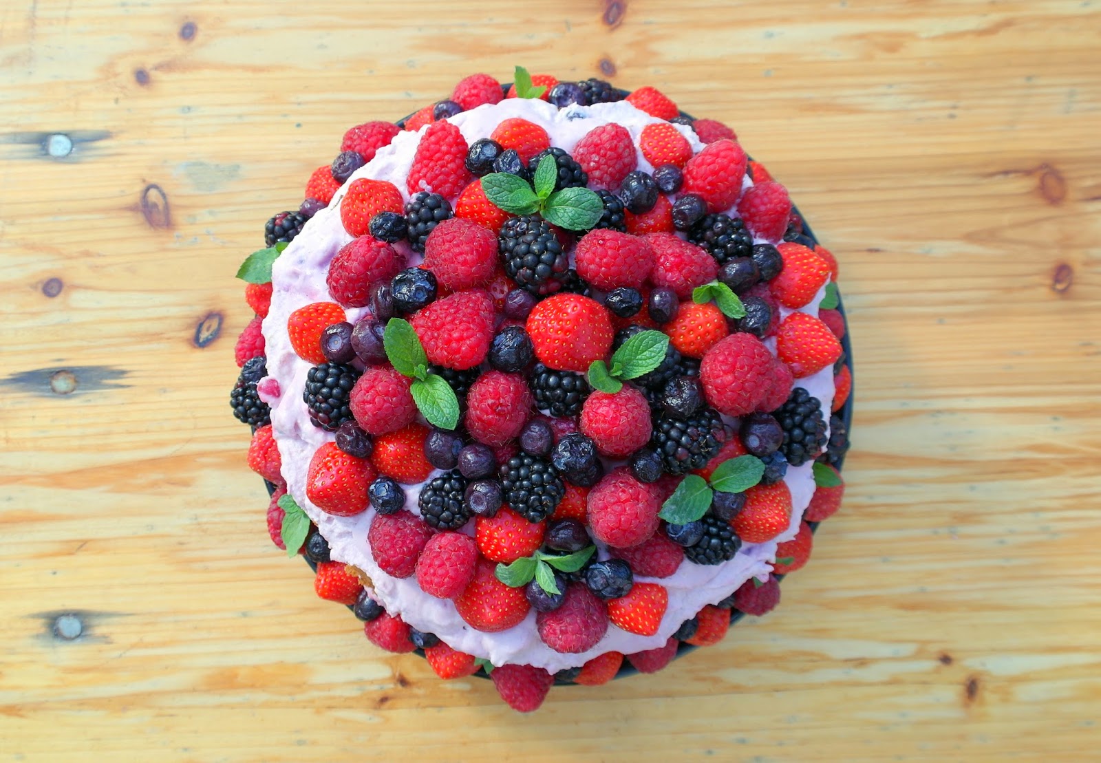 Smooth and cooking : LEHOUČKÝ OVOCNÝ DORT Z MASCARPONE A S LESNÍMI PLODY