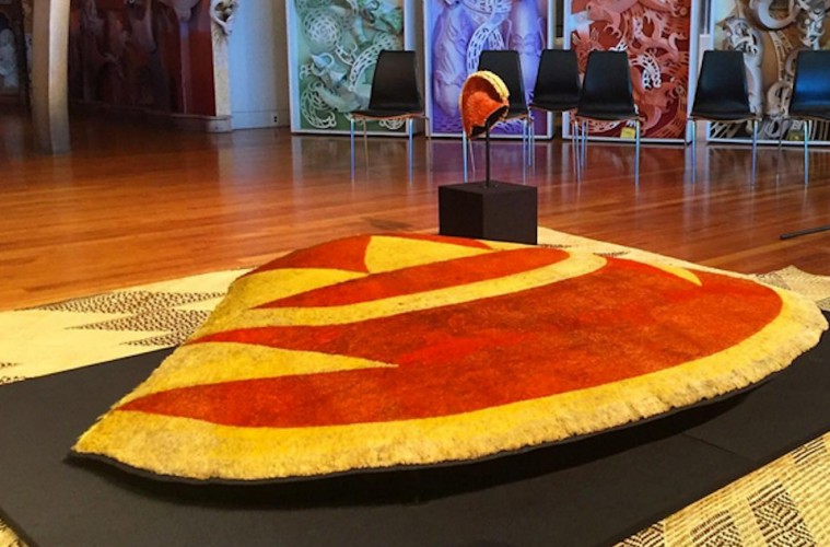 Views From The Edge: The royal cloak and helmet given to Capt. Cook ...