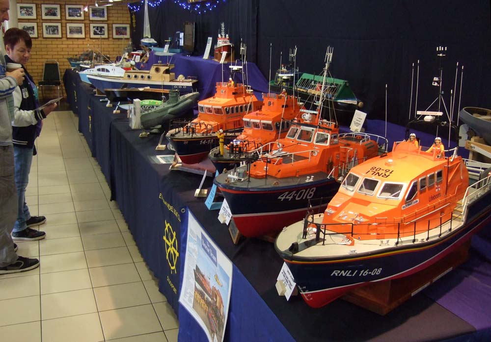 Etherow Model Boat club: Bob Abell....News at Ten....Haydock Park Model ...