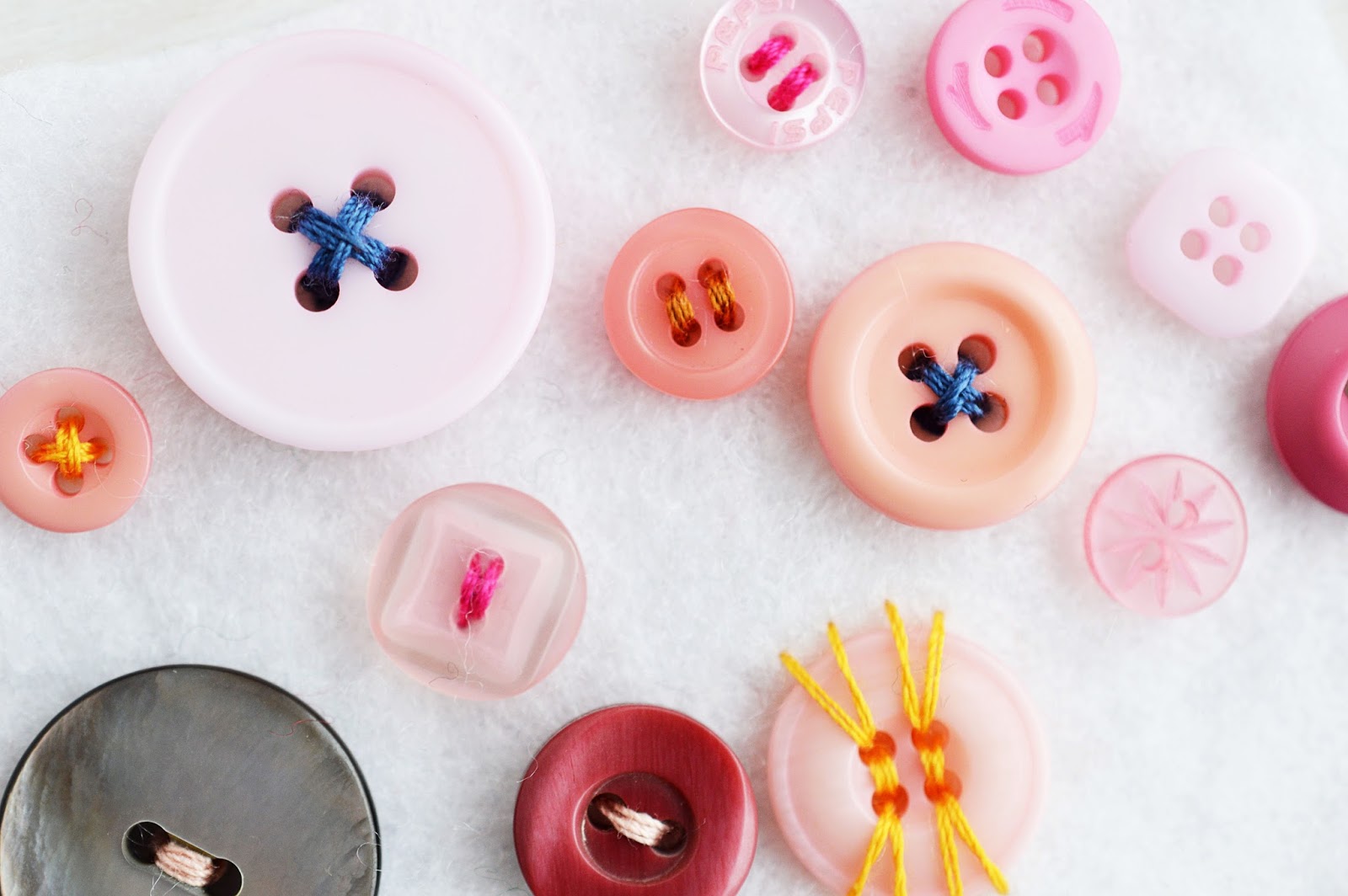 Crafter's Know-How | SEWING ON A BUTTON - Motte