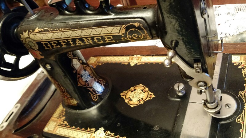 1893 Victorian Farmhouse: Defiance Hand Crank Sewing Machine - year 1906
