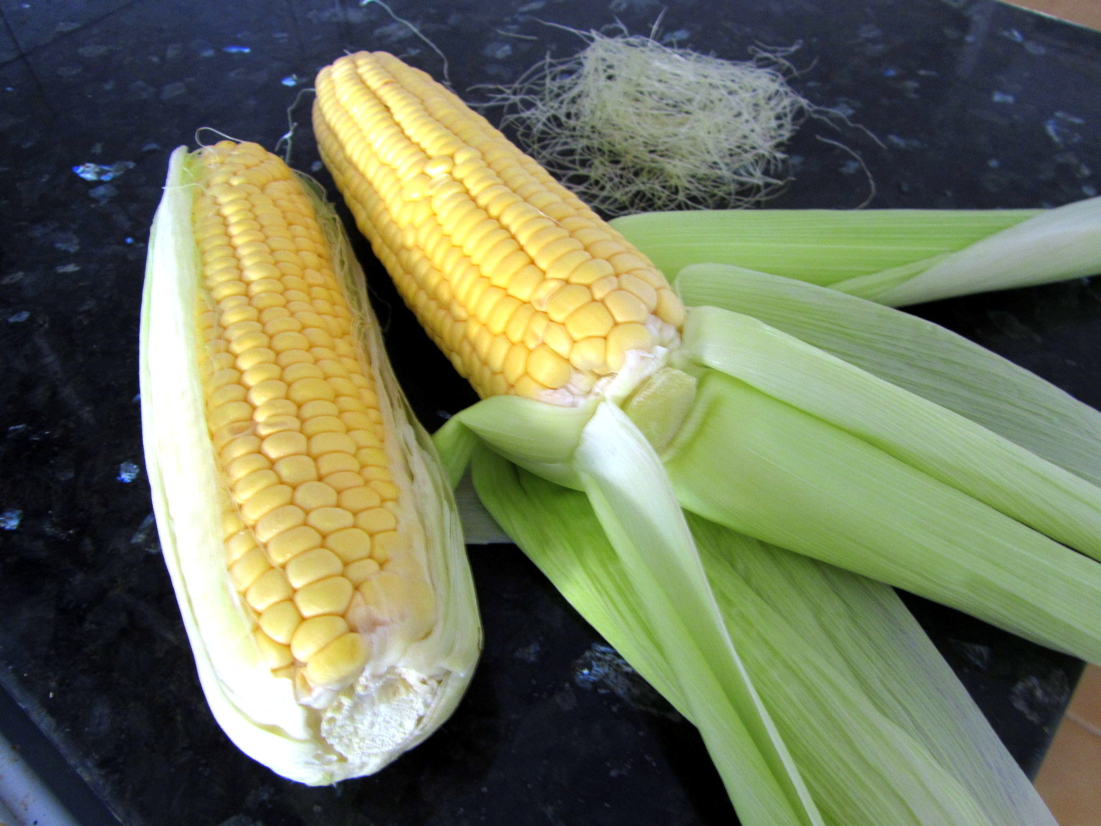 cocina con luz verde: "Choclo en chala" asado (mazorcas con sus hojas)