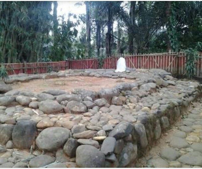 Kisah Legenda Prabu Adji Putih Raja Kerajaan Tembong Agung - Kuwaluhan.com