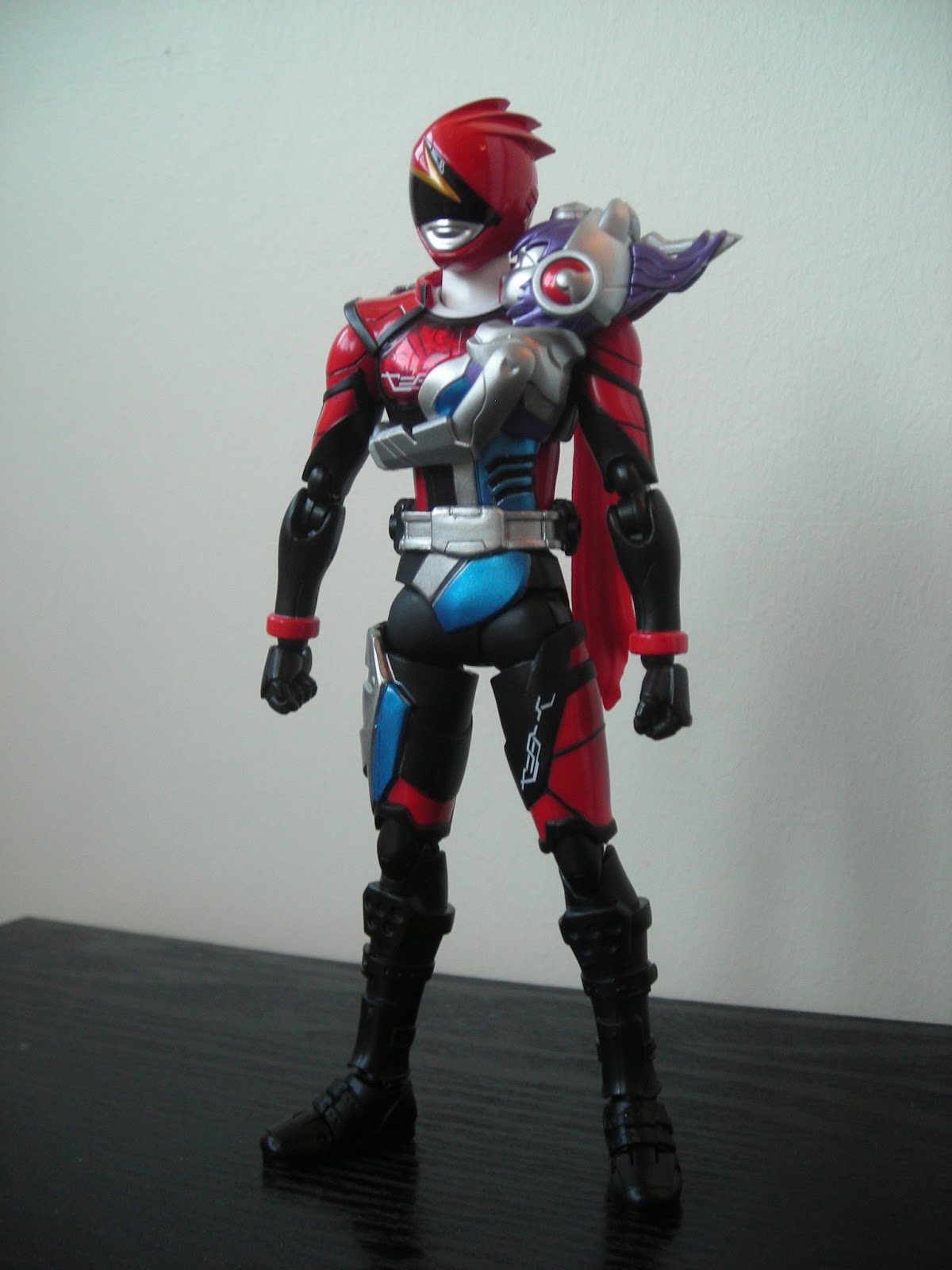 My Shiny Toy Robots: Toybox REVIEW: S.H. Figuarts Super Akiba Red
