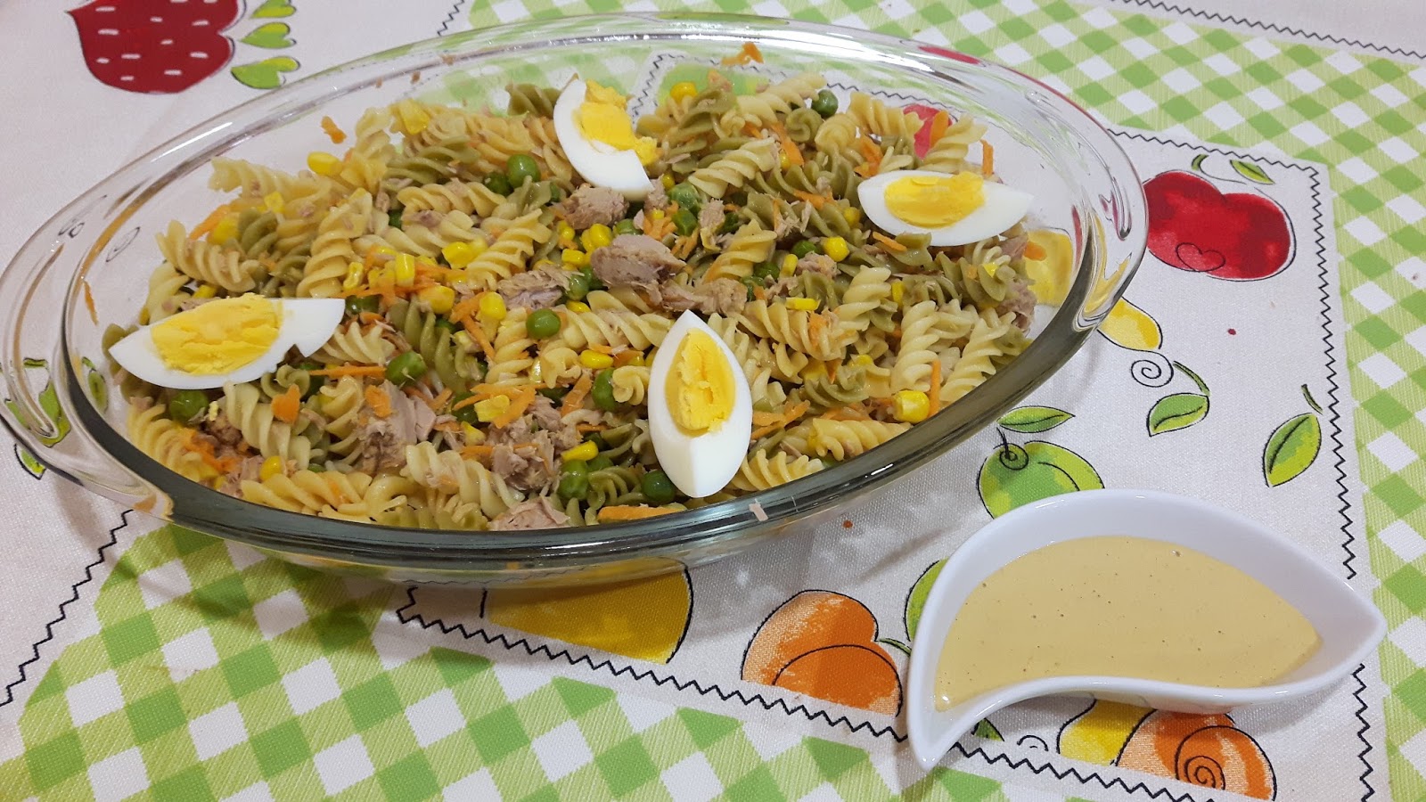 Salada de atum com molho cocktail