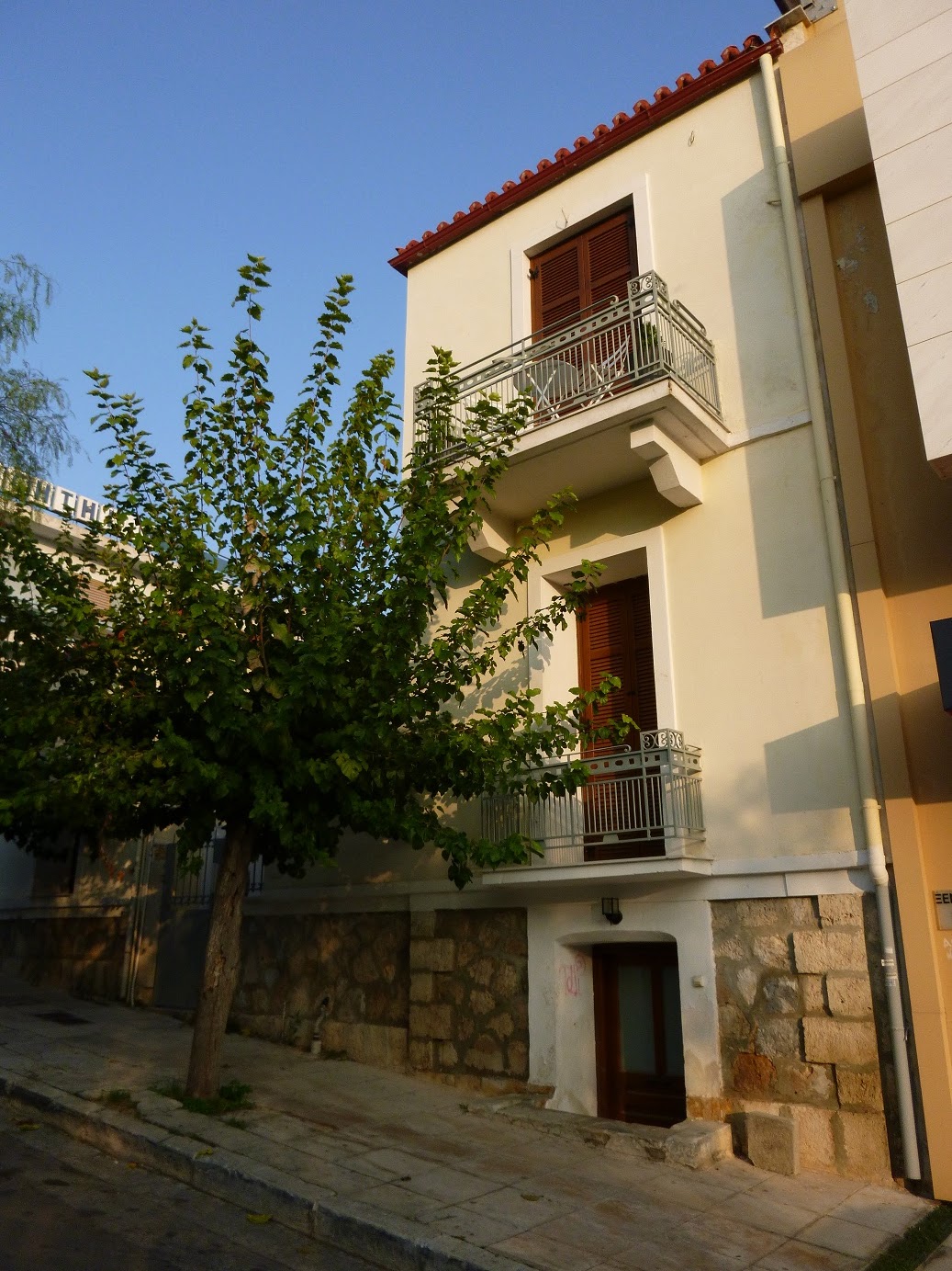 Γιώργος Πρίμπας (Στιγμές): [στο Θησείο - μεταξύ των οδών Αποστόλου ...