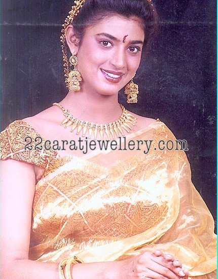 Kasthuri in Gold Necklace and Chandra Haar - Jewellery Designs
