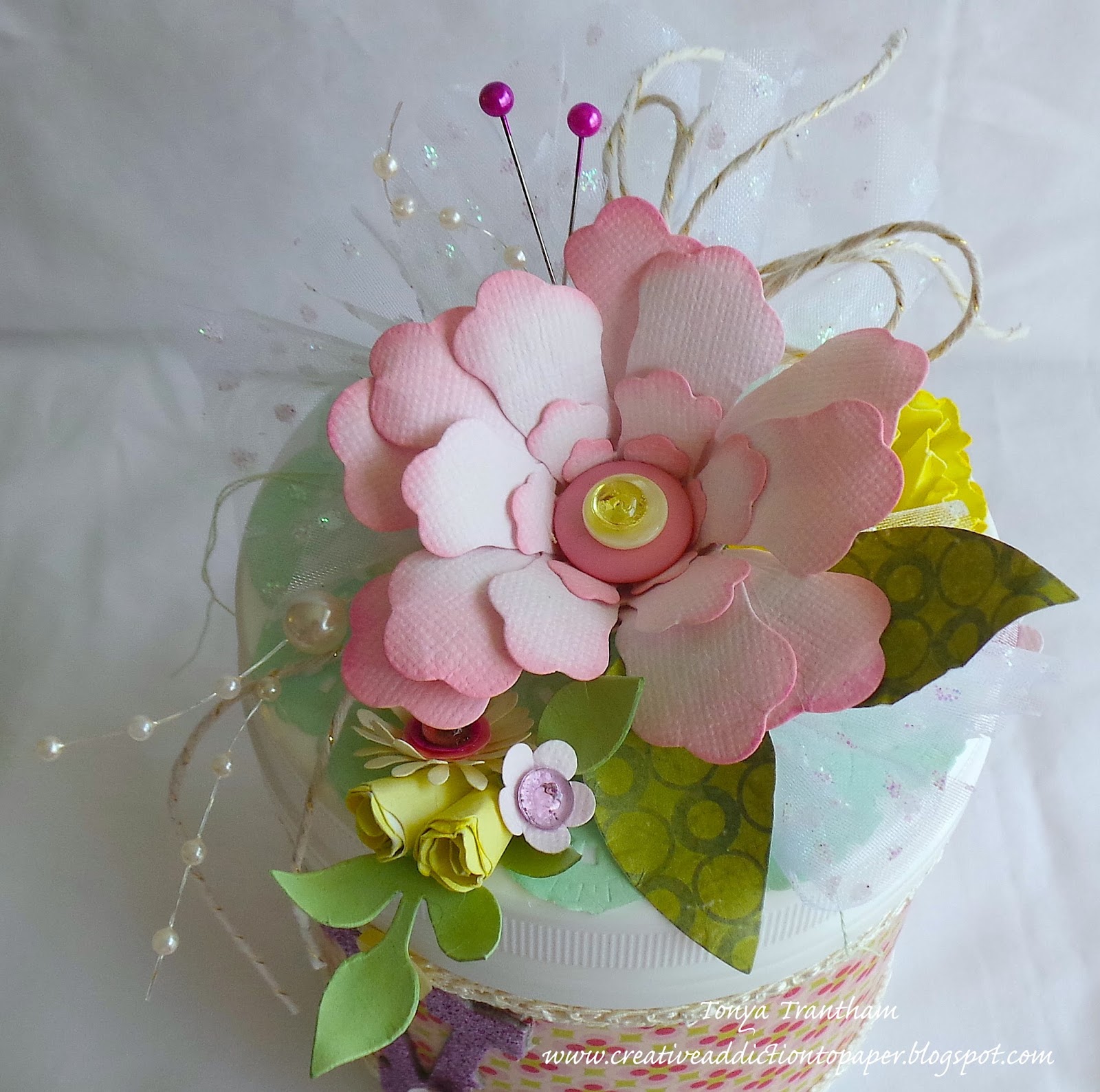 Creative Addiction to Paper: Flowering Friendship Container