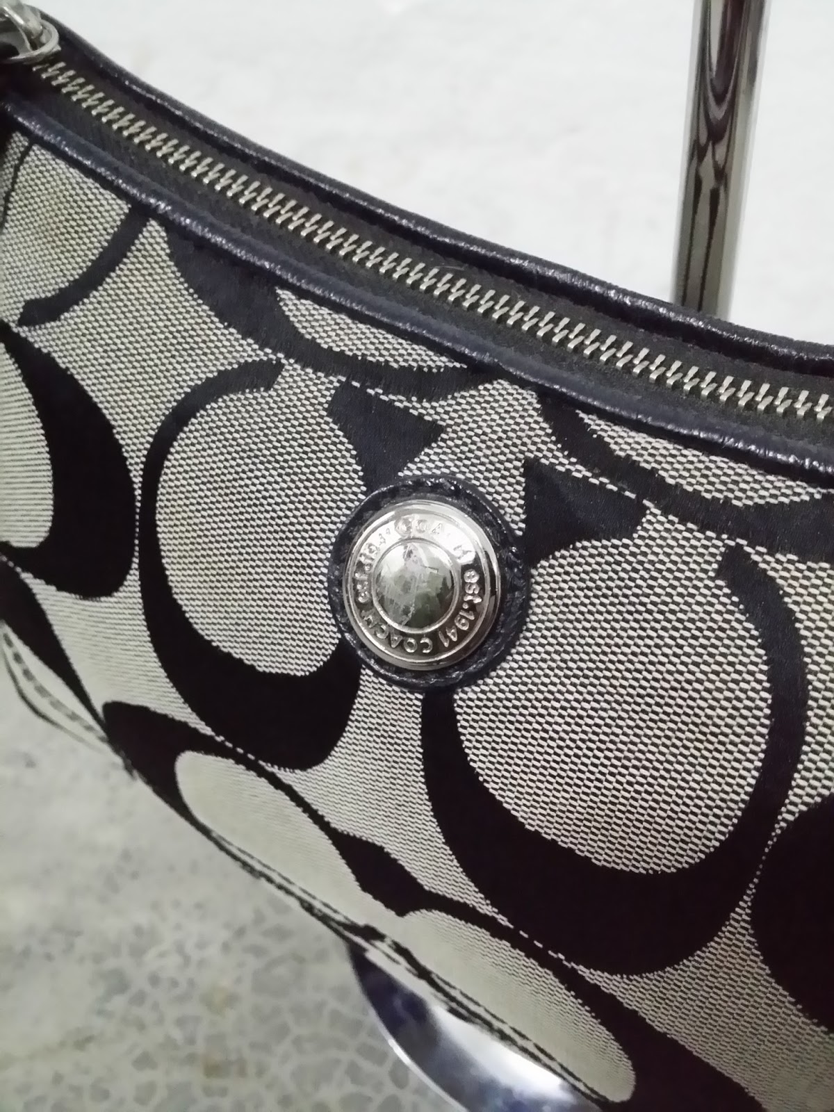 d0rayakEEbaG: Authentic Coach Signature Small Handbag BLACK(SOLD)