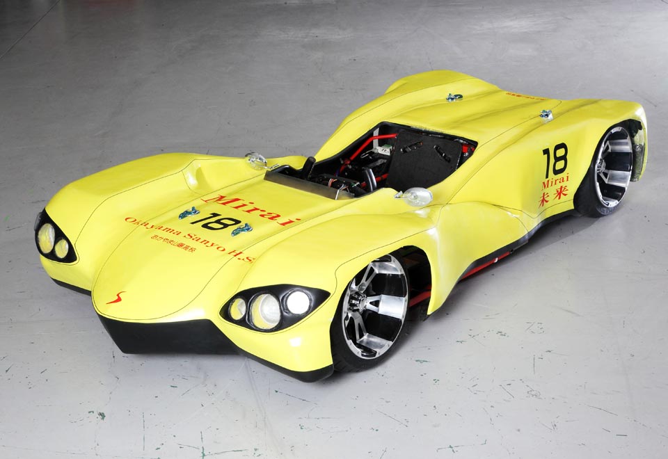 M o v i n g T y r e s: World's lowest car!