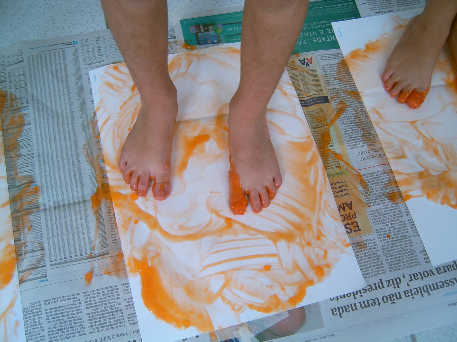 Infantil 4 - Colégio Progresso: Com os pés também se pinta...