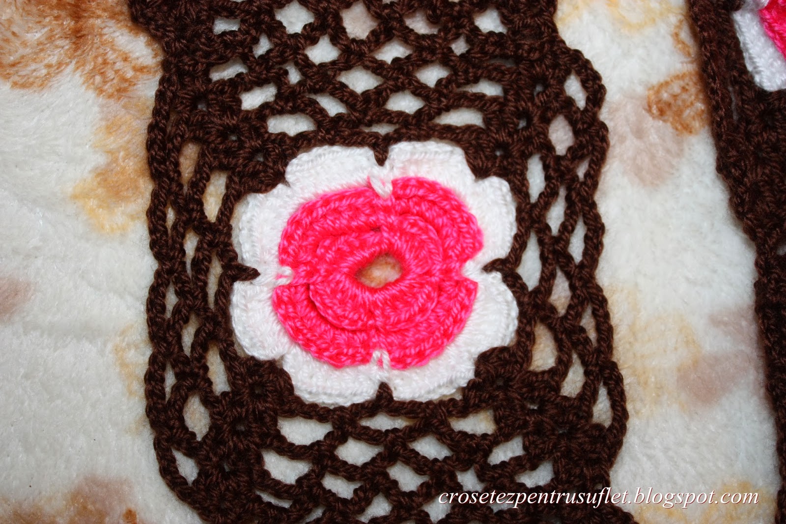 Crochet Boutique: Fular crosetat cu flori