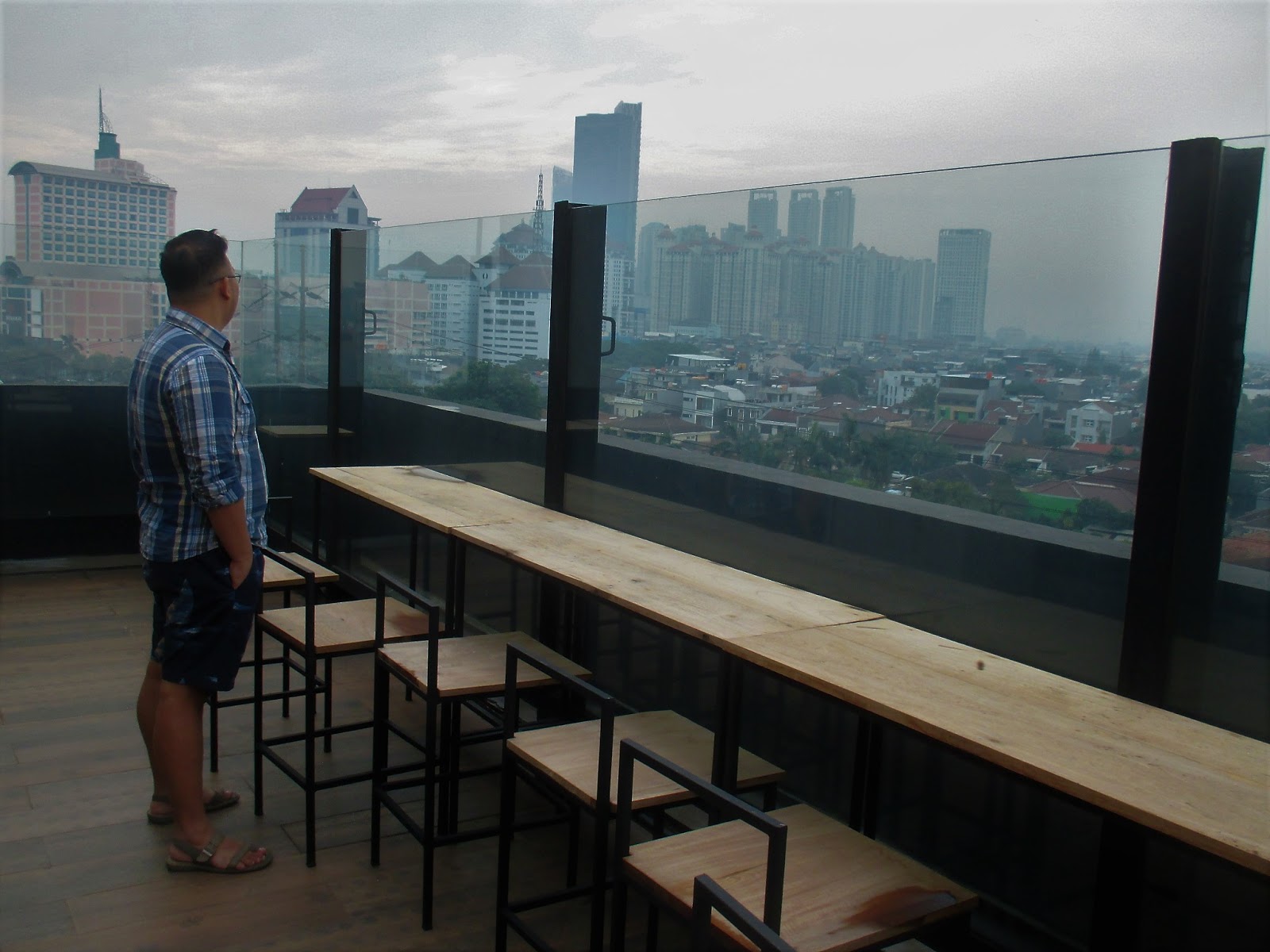 Maple Hotel & Warung Big Buddy yang Super Cozy di Grogol