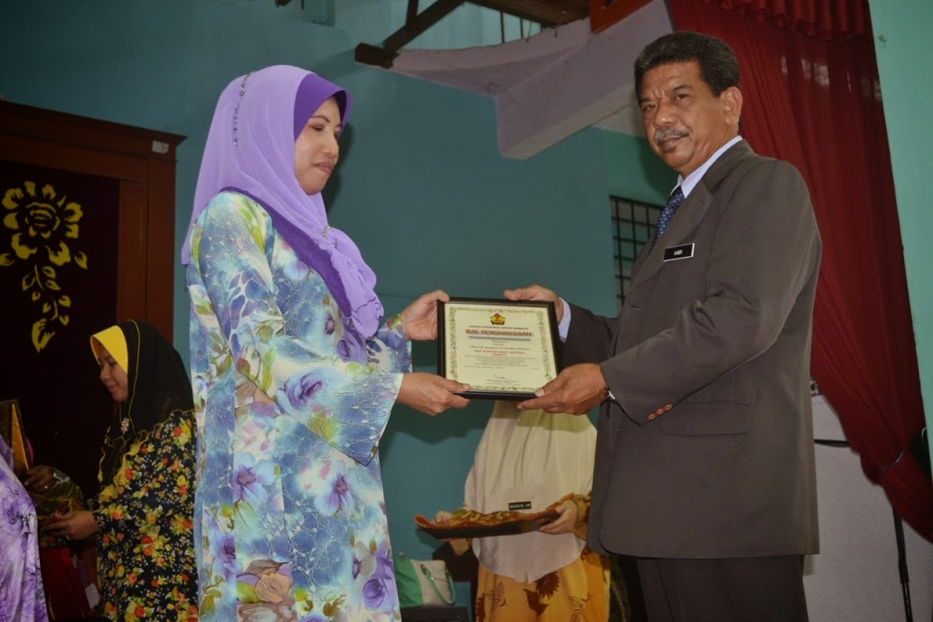Majlis penyampaian Anugerah Kecemerlangan Guru Bagi SPM tahun 2013 ...