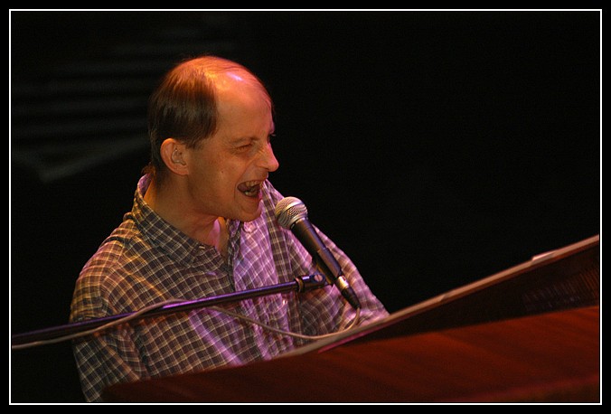 NOTICIAS Y EFEMERIDES MUSICALES Y DEL CINE: MUERE EL CANTANTE Y ...