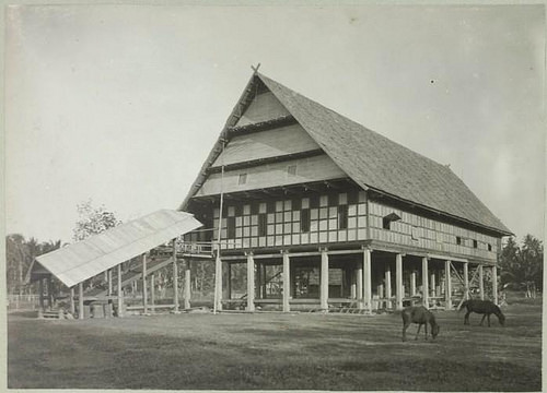 LEMBAGA SENI BUDAYA TANA LUWU: Rahasia di balik istana Ke-Datuan Luwu