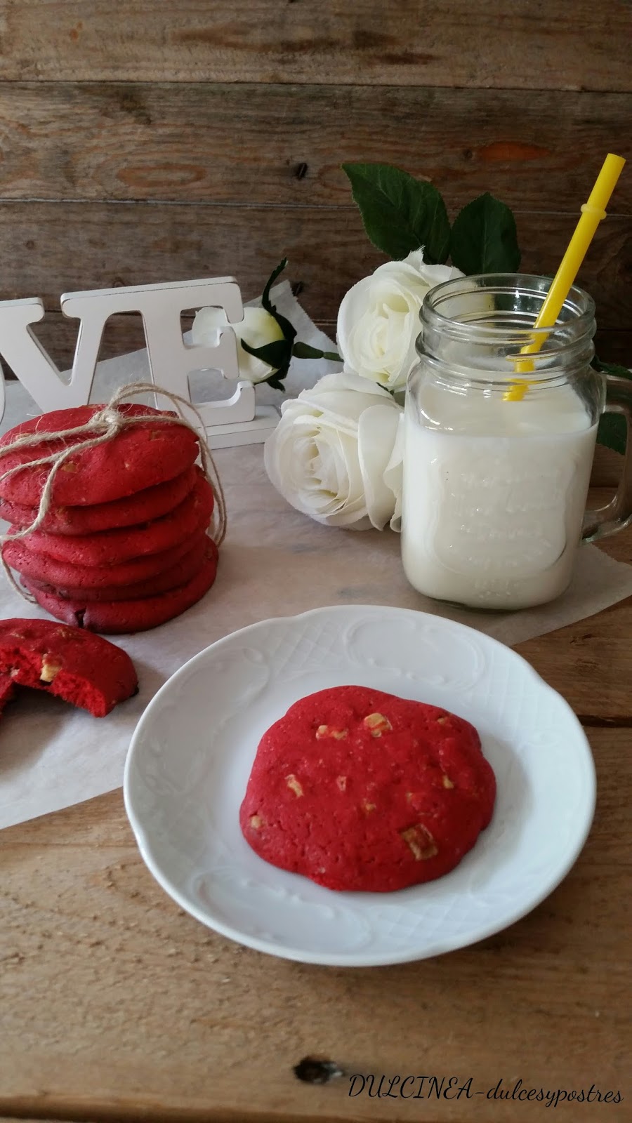 "COOKIES ROJAS CON GOTAS DE CHOCOLATE BLANCO"