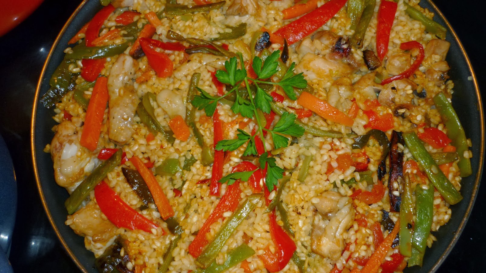 PARTIENDO EL BACALAO: Arroz seco con pollo y verduras (paella)