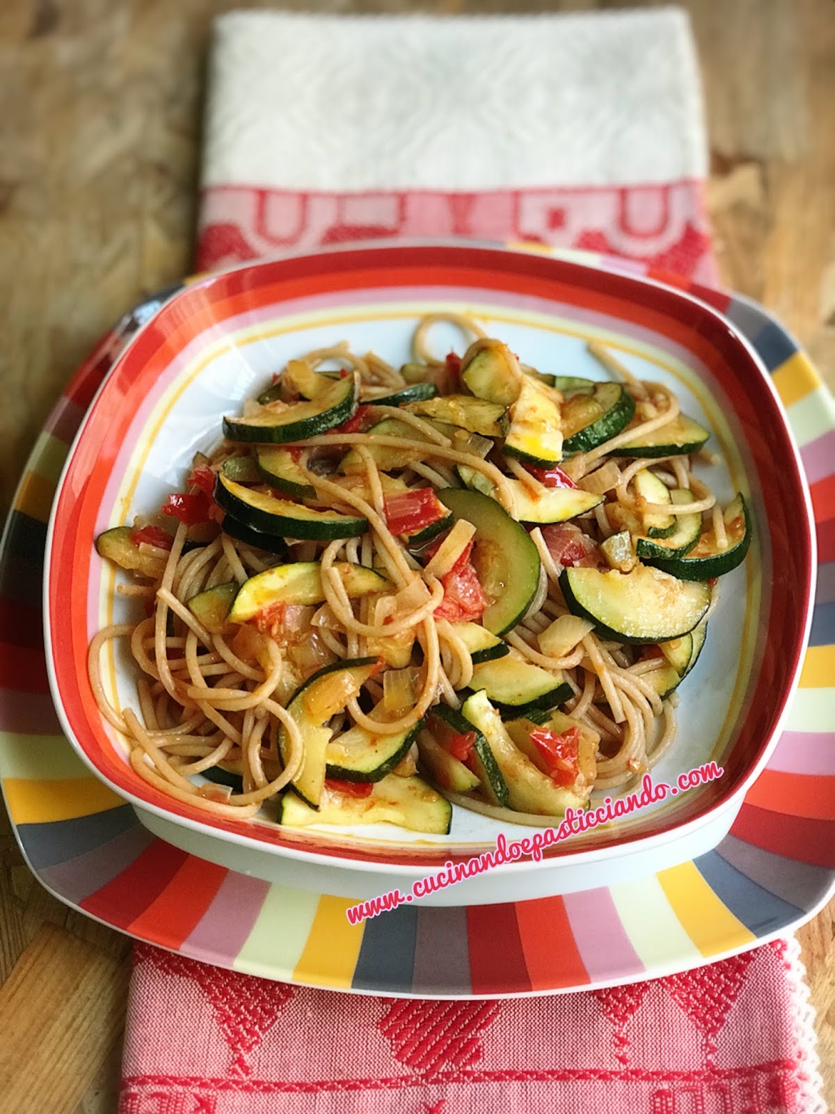 Spaghetti integrali con zucchine e pomodorini - Cucinando e pasticciando