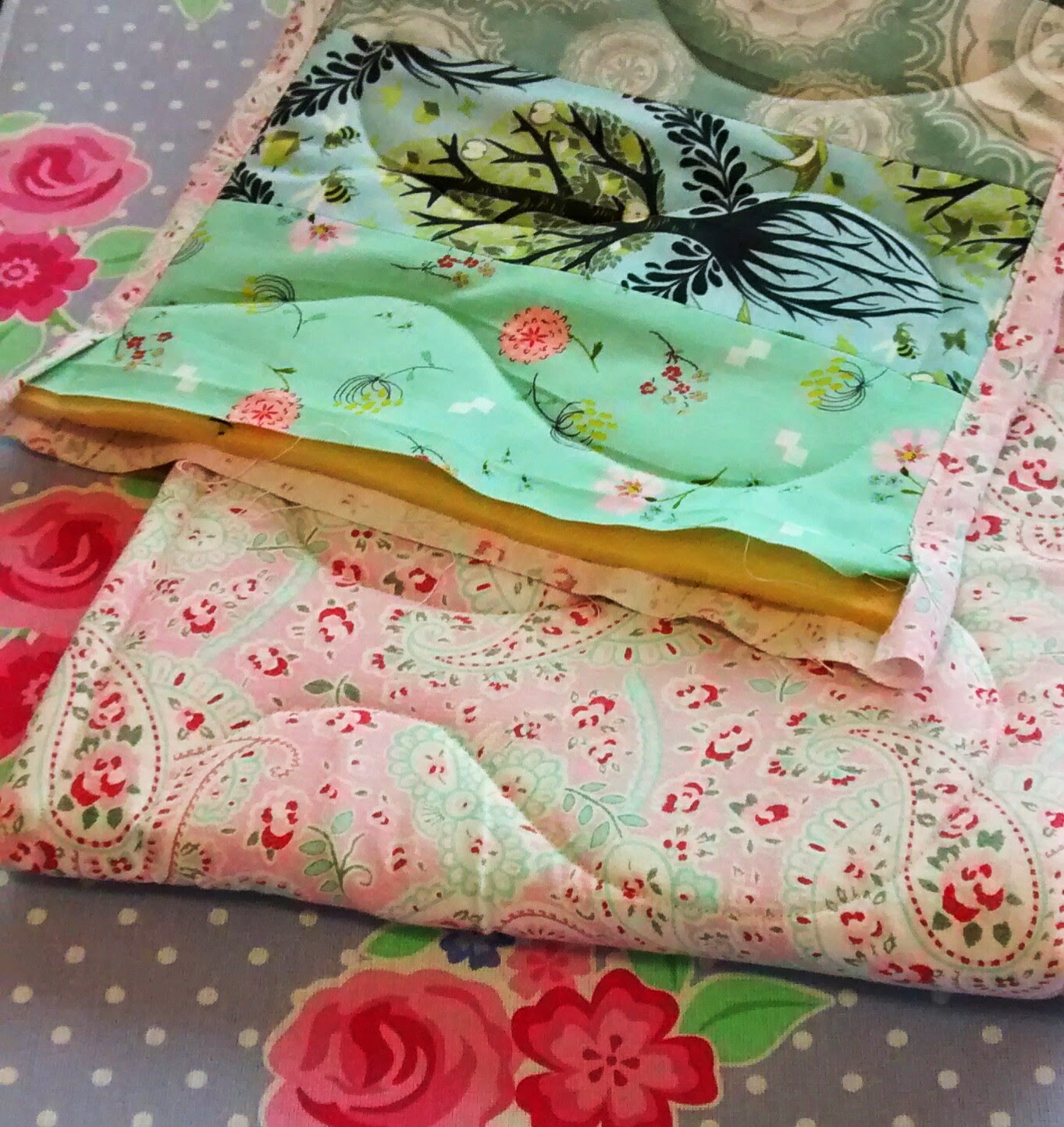 English Rose: Padded Table Runner