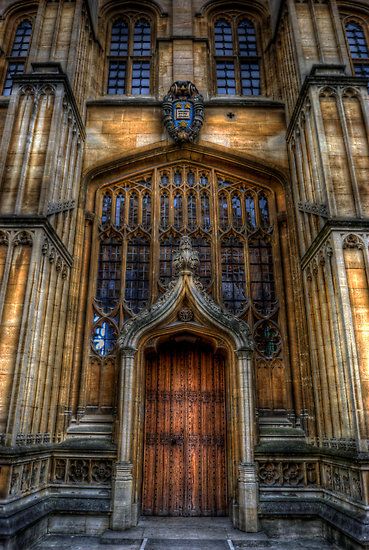 MI PARAISO ESCONDIDO: Puerta de entrada de un castillo medieval.