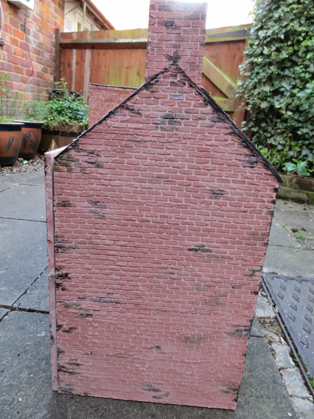 Doing up Dolls' House: Finishing the Exterior.