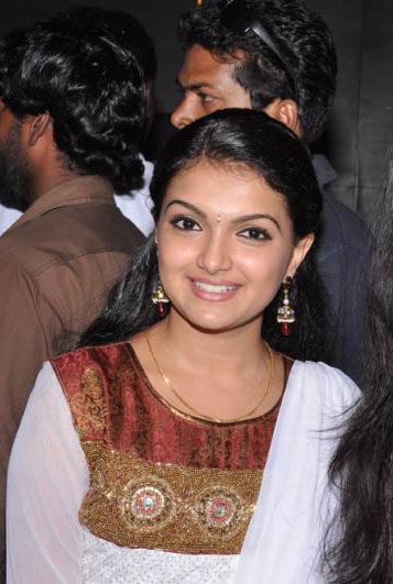 Saranya Wallpapers - Tollywood Actress Wallpapers Free Download HD ...