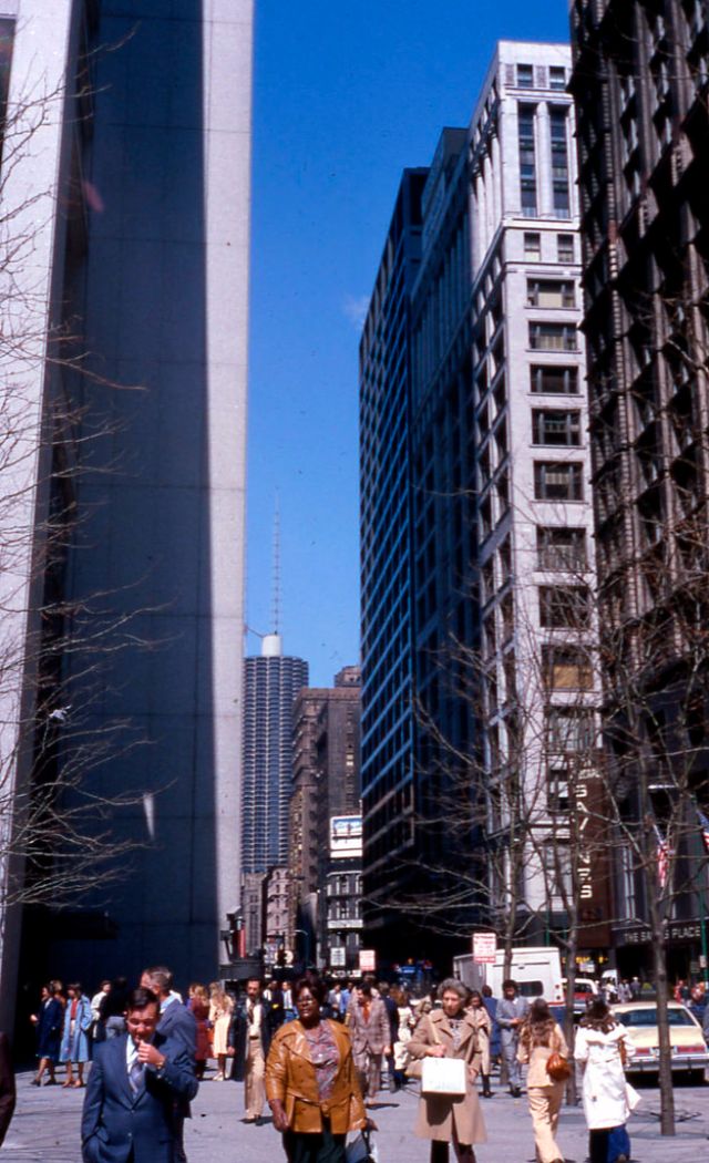 56 Fascinating Photos That Capture Street Scenes of Chicago in the ...