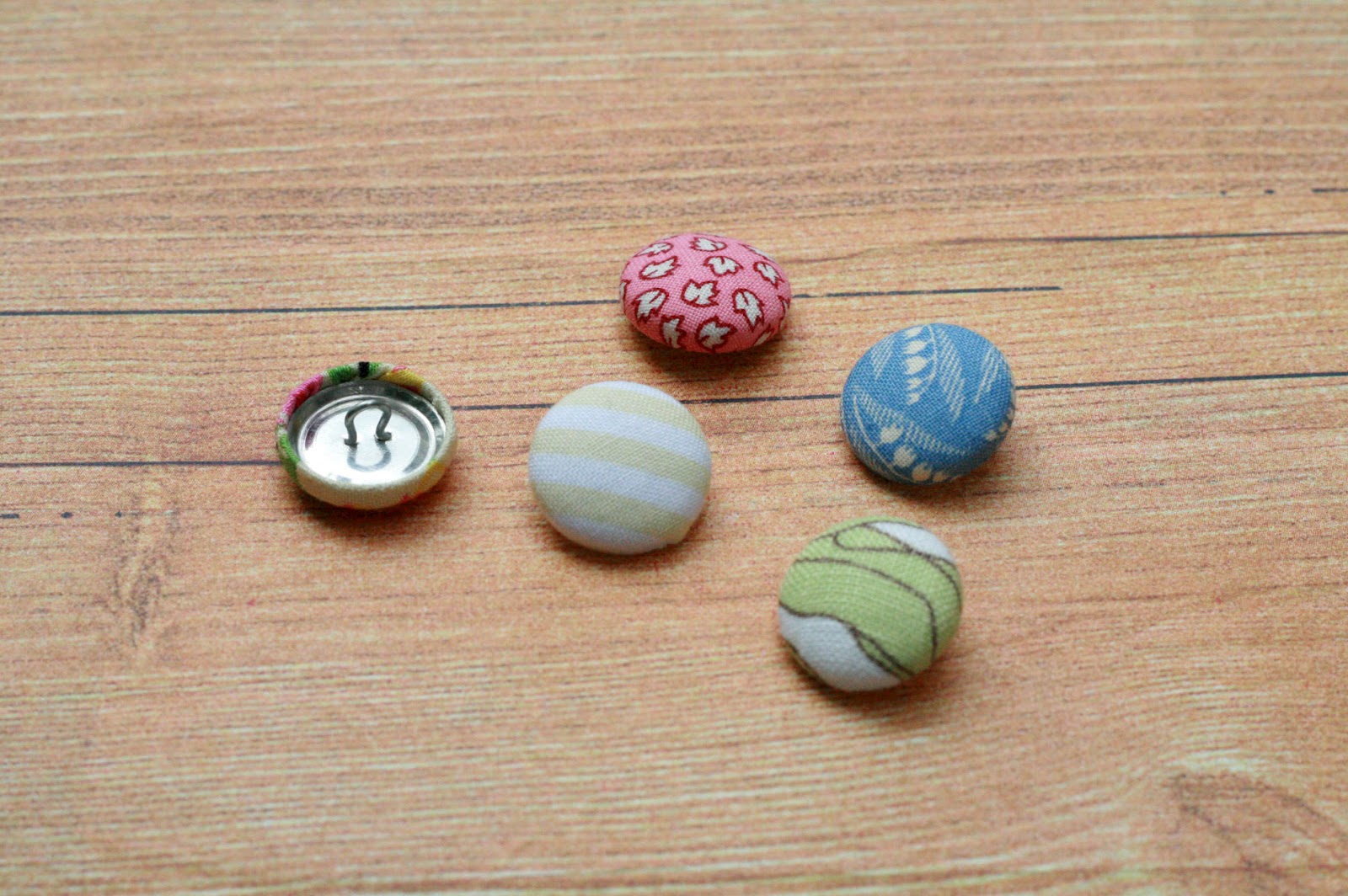 The Creative Place: Fabric Covered Buttons