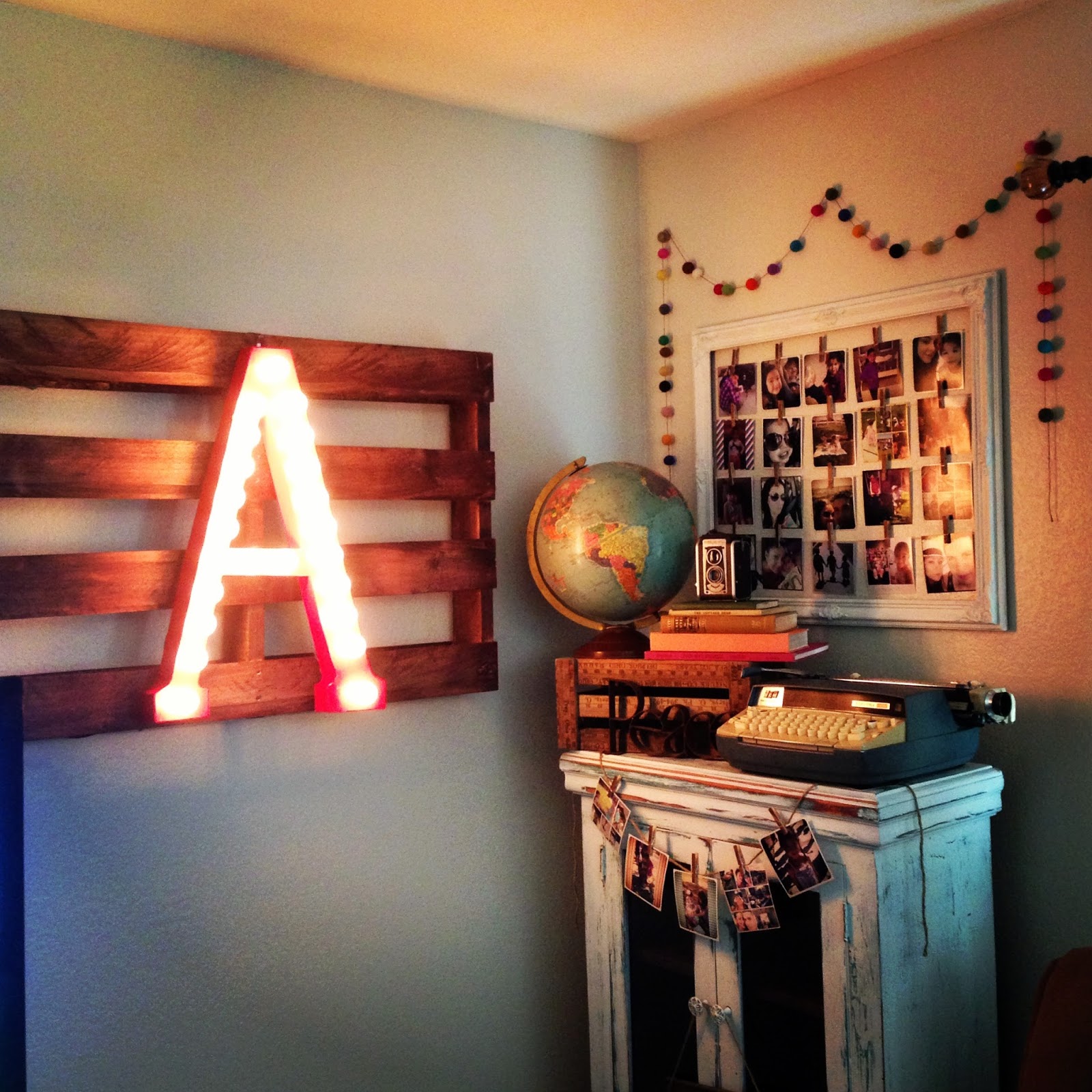 Rustic Vintage Love: DIY Marquee LIght on a Pallet
