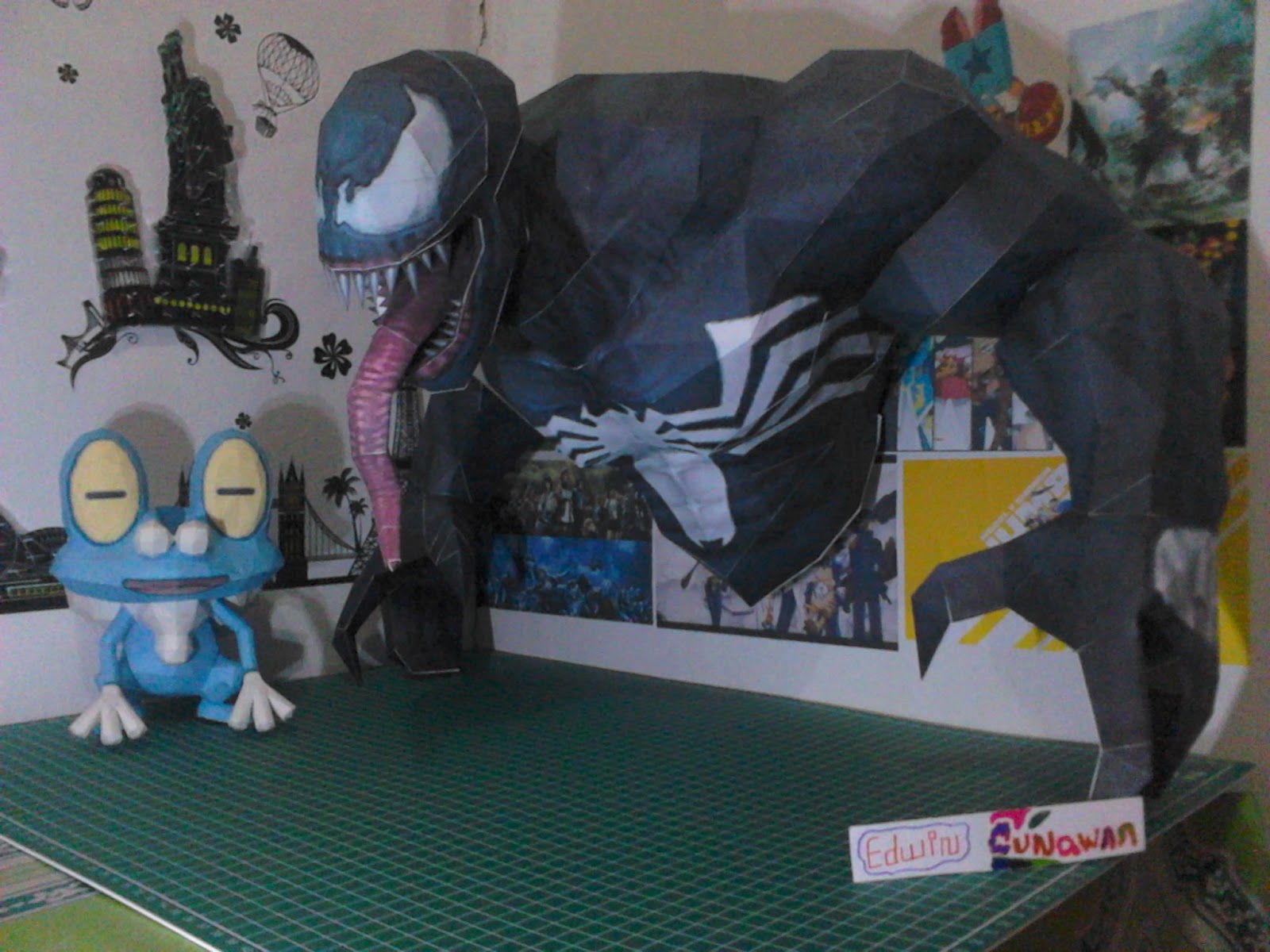 Our World: Papercraft Venom (Marvel)