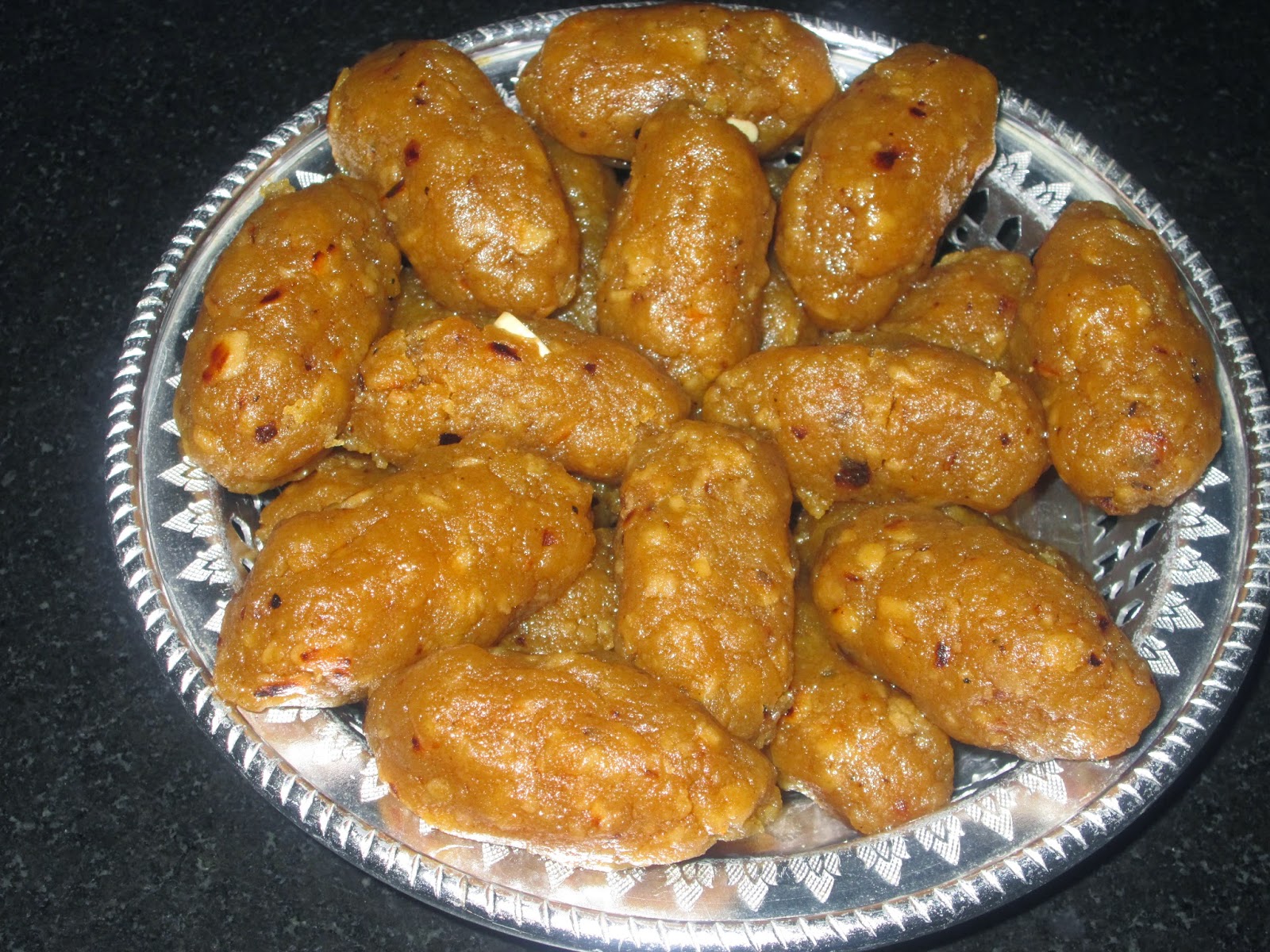 Sindhi Food Mazaa: GUR JI KUTTI / SINDHI KUTTI / WHEAT FLOUR CRUMBLE SWEET