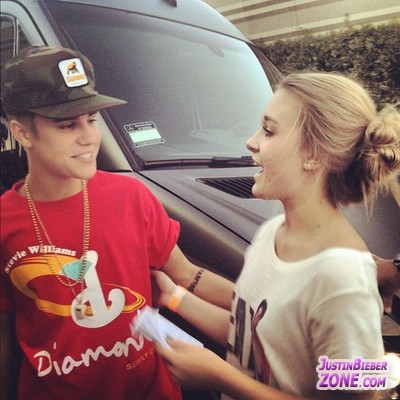 Justin Bieber poses and gets clicked with fans in LA | Justin Bieber ...