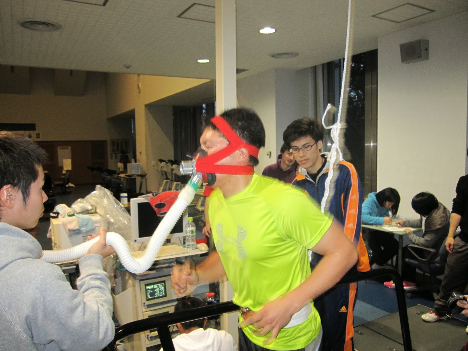 スポーツ教育コース スポーツマネジメントコース: 最大酸素摂取量やOBLAの実習