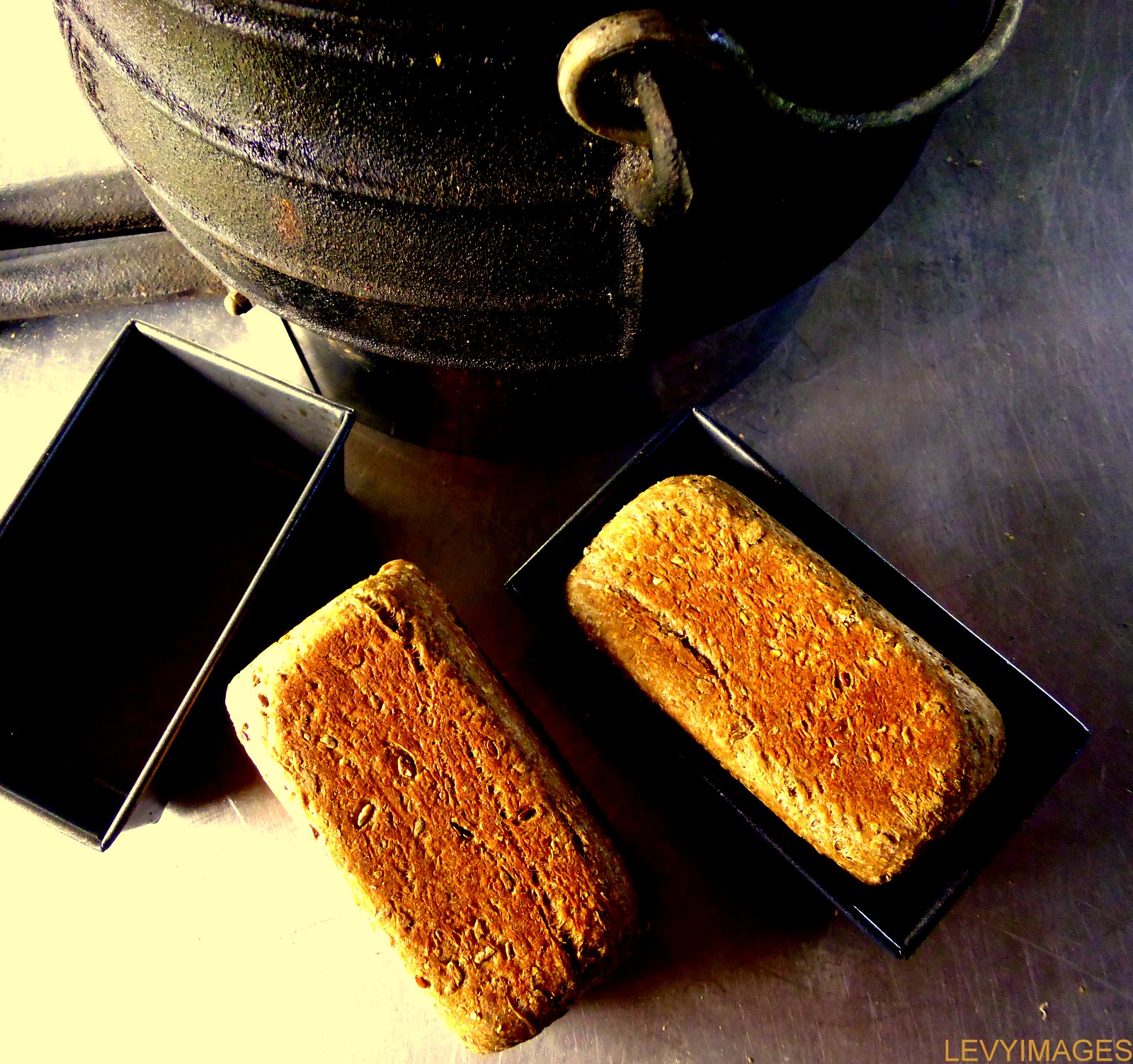 The Flying Tortoise: The Simple Joy Of Baking Bread In A Camp Oven...