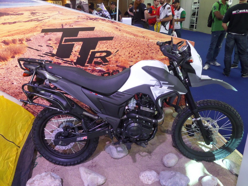 VIAJANDO EN MOTO: TT R 150 marca AKT