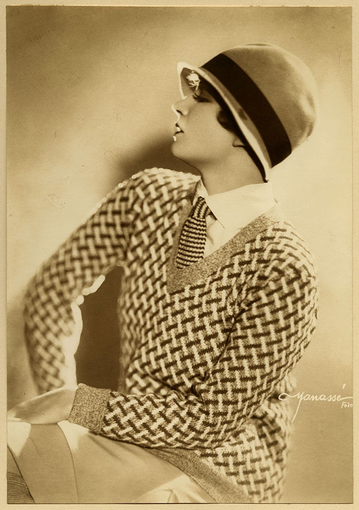 25 Vintage Portraits of Beautiful Women With Cloche Hats in the 1920s ...