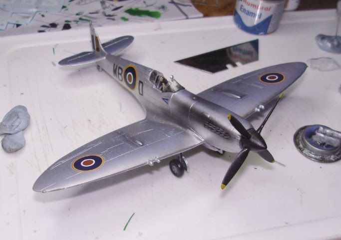 FalkeEins - a modelling blog: Tom Neil's silver Spitfire - AZ Spitfire ...