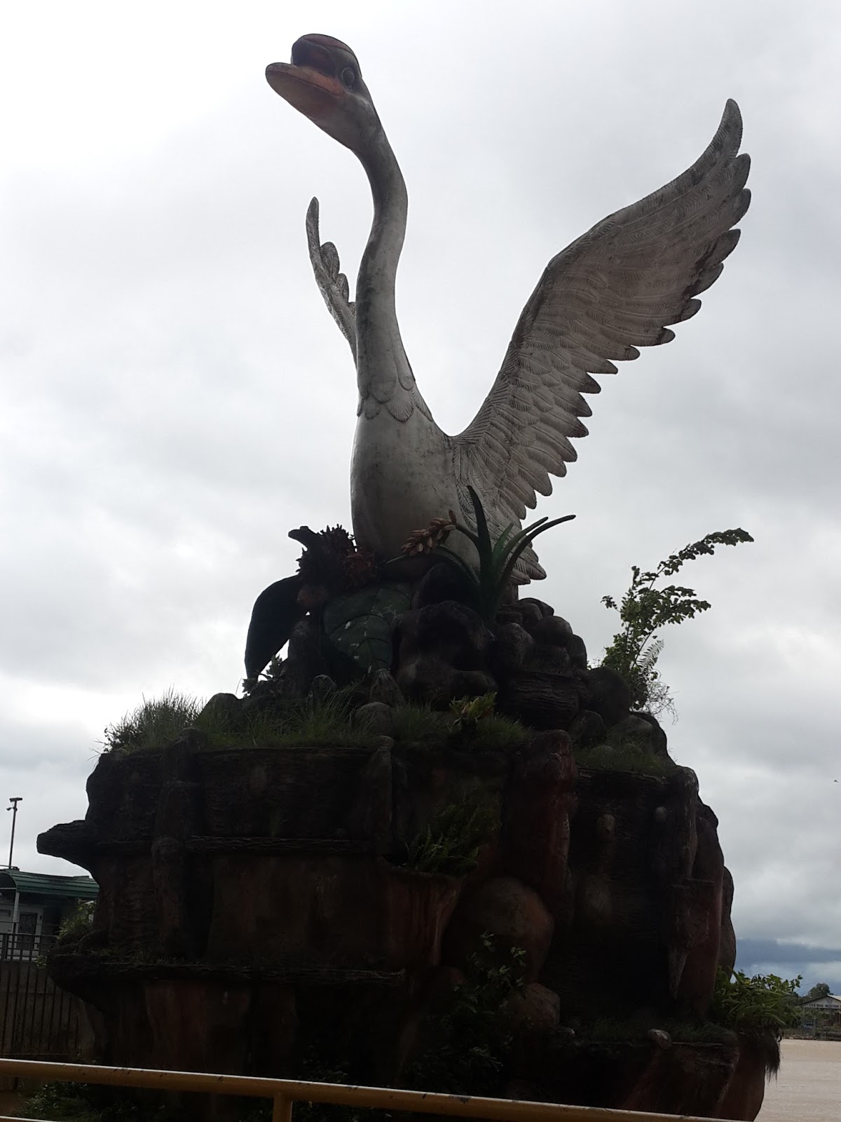 Interesting Corner of Me : Sibu Swan Statues & Street Art
